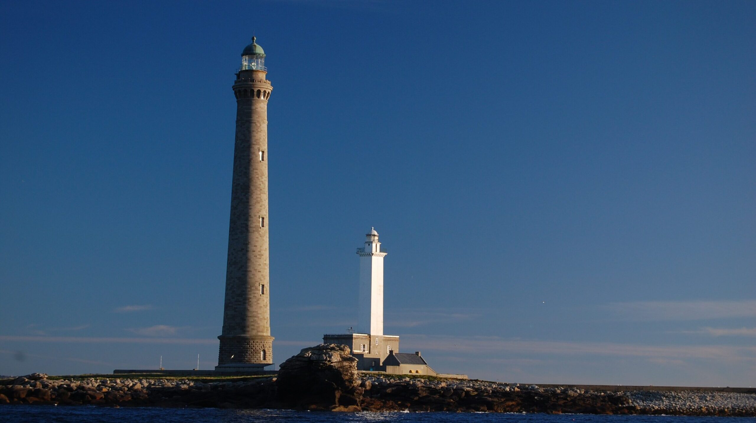 Seaweed and the rocky coast of Finistere – Sailing By