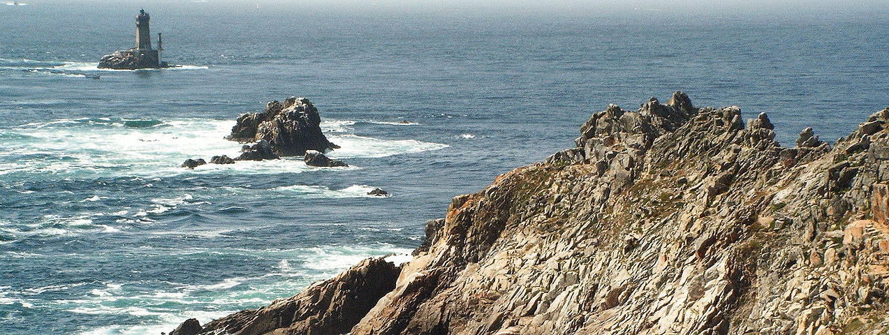 Seaweed and the rocky coast of Finistere – Sailing By